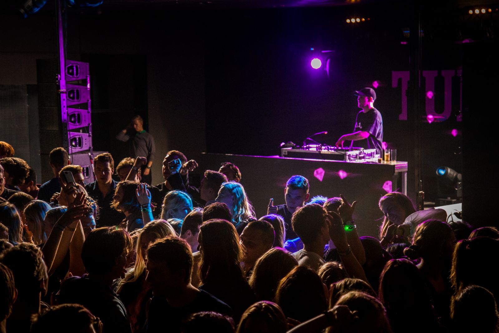 Semester start party-gallery: Are you there? - CBS WIRE