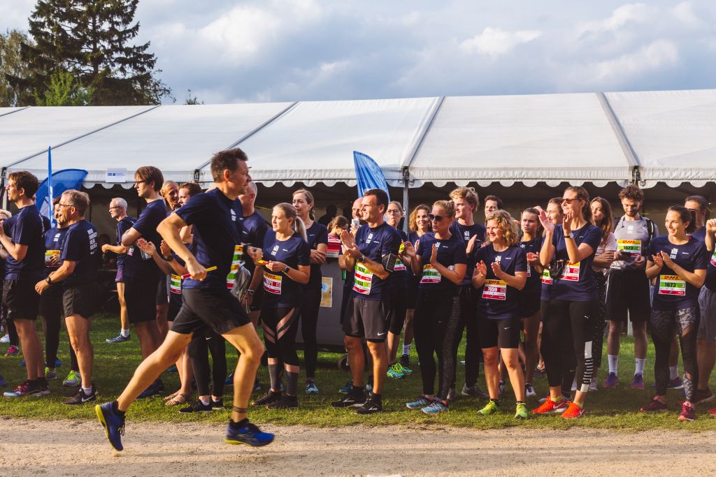 A gallery of super teams: A crowd of CBS participants joined the DHL ...